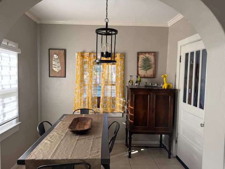 East Hill's Cozy Cottage, Downtown, Pet Friendly - Pensacola, FL