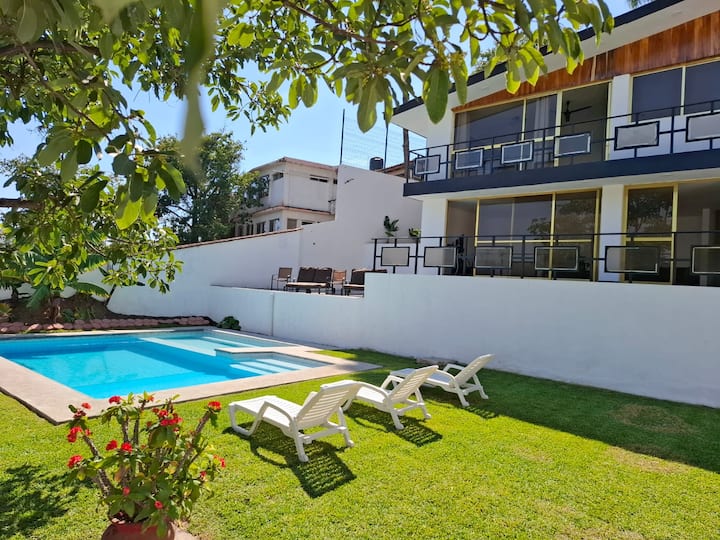 Alberca, Jardín, 4 Habitaciones, Estacionamiento - Cuernavaca