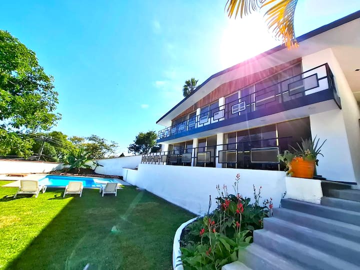 Alberca, Jardín, 4 Habitaciones, Estacionamiento - Cuernavaca