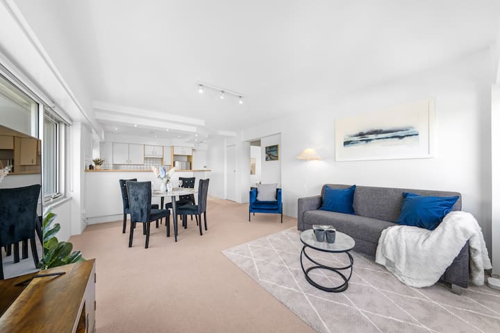 Iconic Harbour Views | Luxe 2br Apt W/free Parking - North Shore