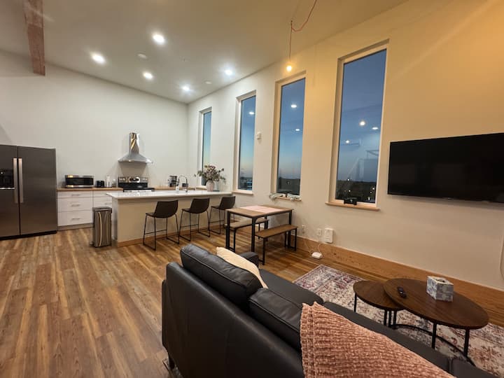 Aggie Sunlit Corner Loft • Walk Dt 10 Min To A&m - Bryan, TX