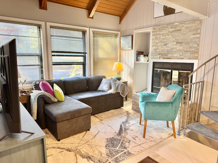 Cloud 9 Art Spa -Hot Tub, Sauna, Jetted Tub, Grill - Lost River State Park, Mathias