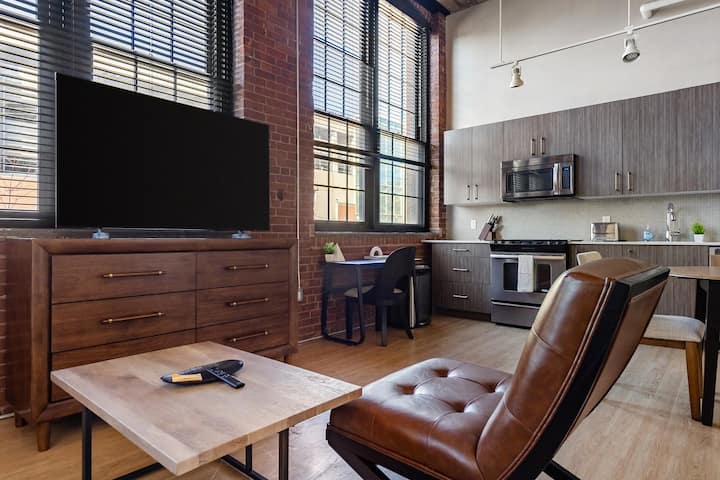 Landing | Modern Studio, Gym, Courtyard - New Haven, CT