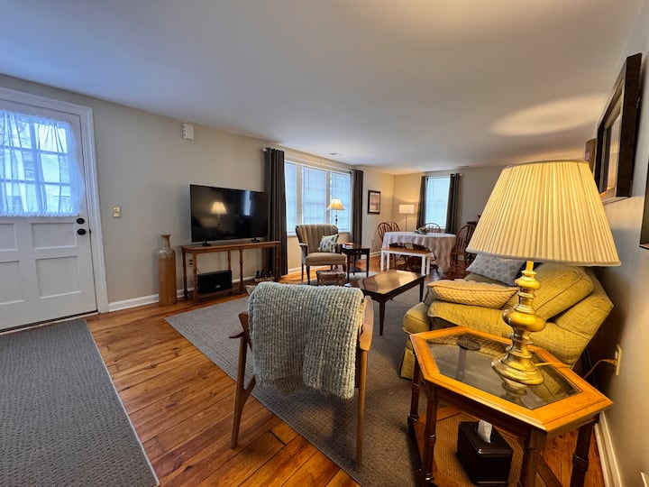 Cozy Relaxing Getaway | Private Yard | Smart Tv - Burbank, OH