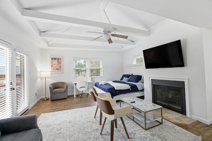 The Lobbyist – Modern King Suite Near Downtown - Tallahassee, FL