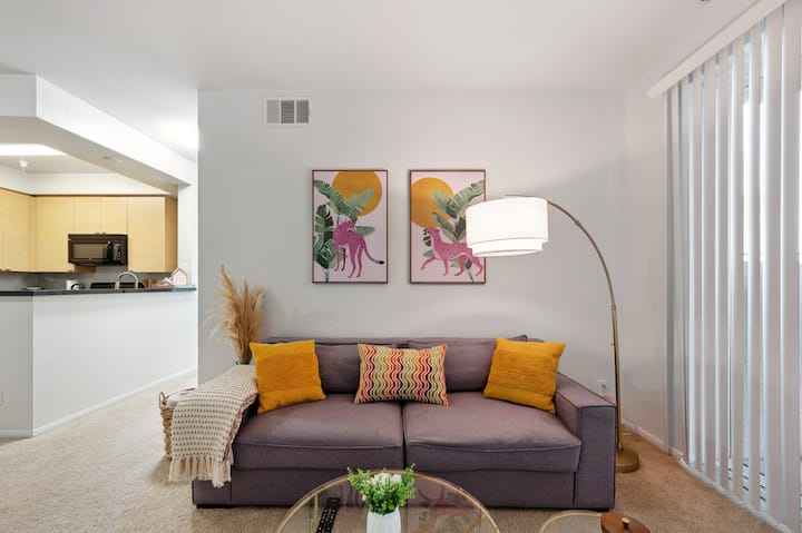 Great 2bd Apt In Mdr! Free Parking And Pool! - Marina del Rey, CA