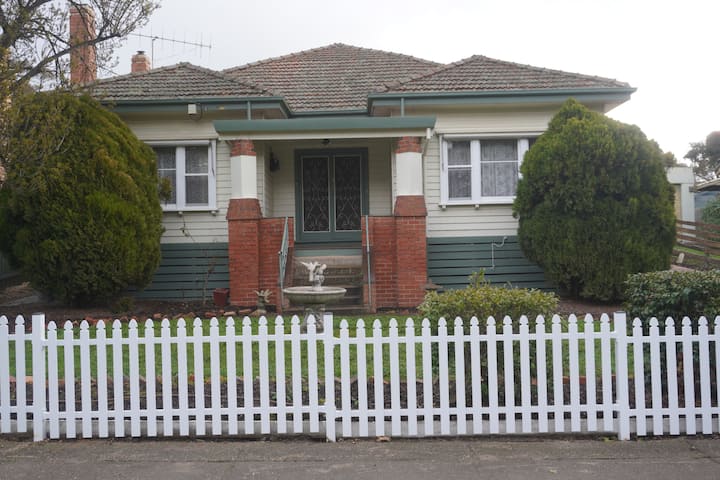 'Rose Lea': Central Charm With A Pool Table - Ararat