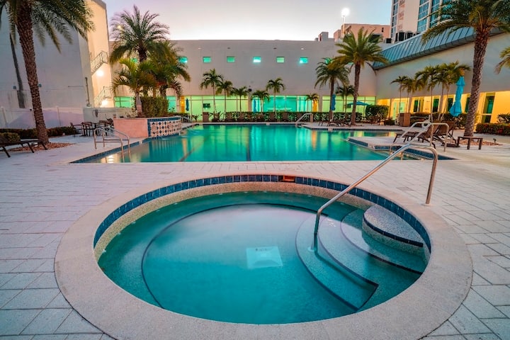 Luxury Sunset At Downtown Fort Myers - Fort Myers, FL