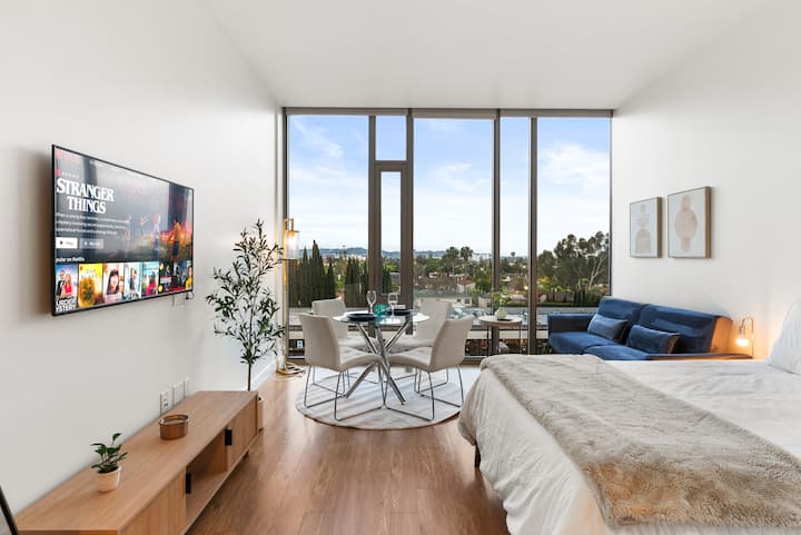 Luxury Apartment Home Pool, Gym, Free Parking - Beverly Hills, CA