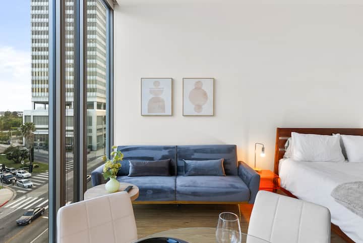 Mid-wilshire High Rise, Free Parking, Gym And Pool - Beverly Hills, CA