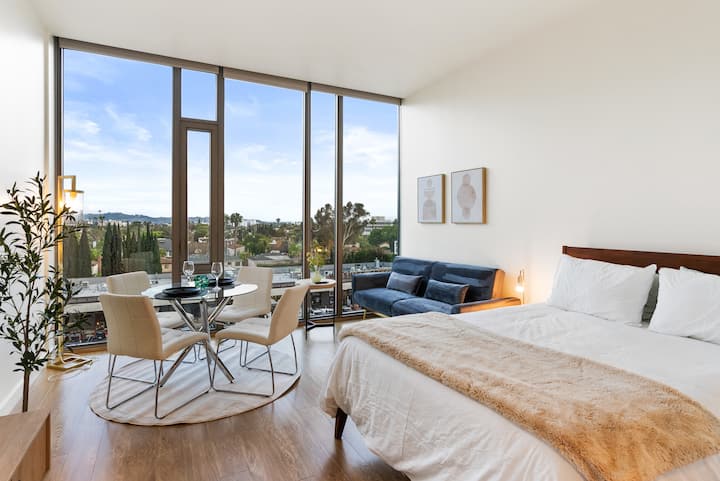 Wilshire Blvd High Rise, Free Parking, Gym, Pool - Beverly Hills, CA