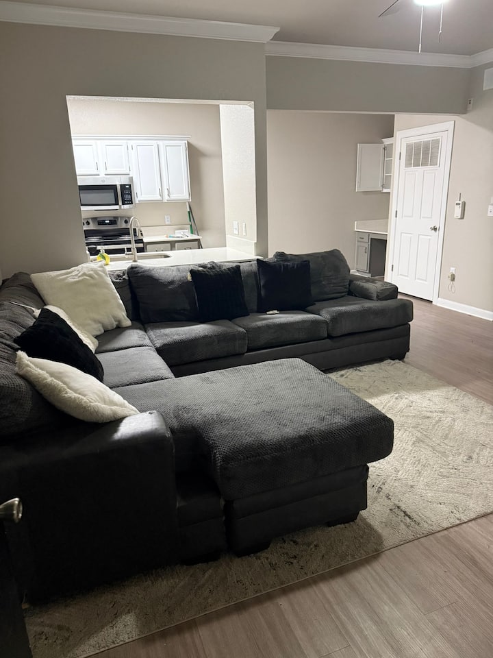 Modern Comfort: Stylish 1br Getaway - Broken Arrow, OK