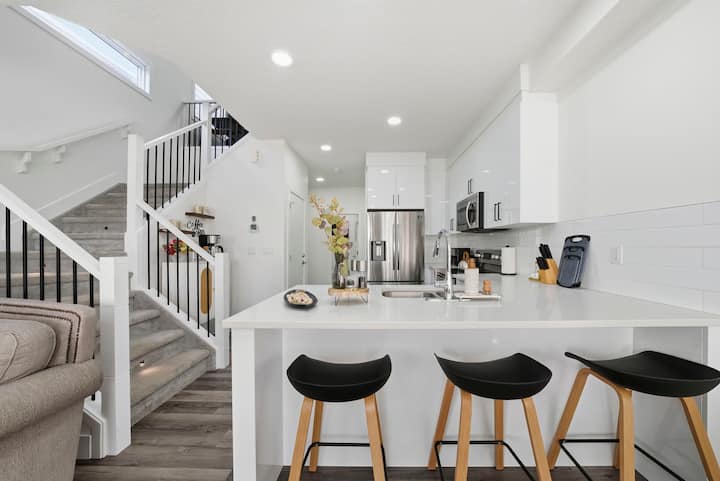 Spacious Edmonton 3br W/ Garage & Backyard | Pets+ - Edmonton