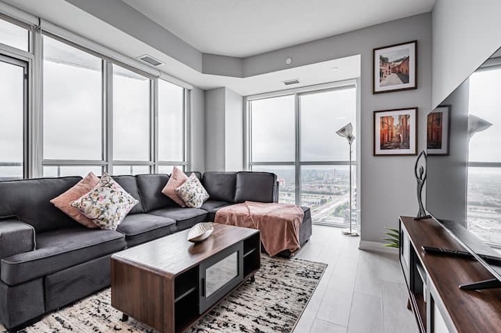 Comfort 2 Br + Den Condo With Free Parking - Mississauga