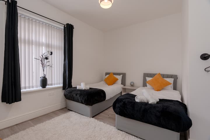 Mill-terrace-parking-sleep8-wi-fi-shop-food-work - Burnley