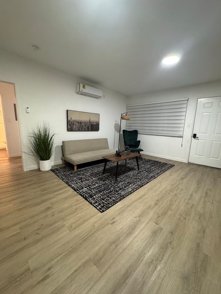 Warm & Welcoming 2br Retreat In Glendale - Burbank, CA