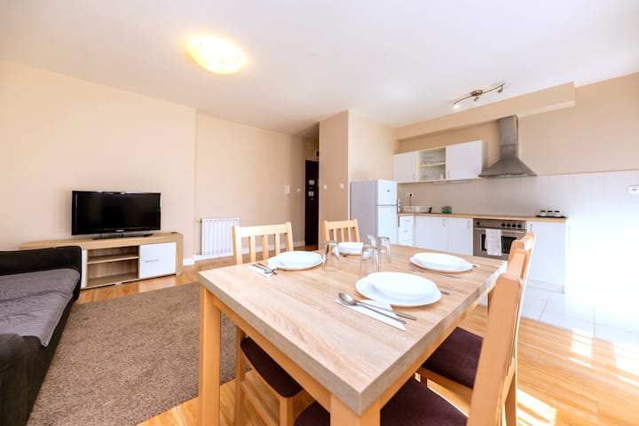 Bright 2 Bedroom Family Apartment & Free Parking - Budapest