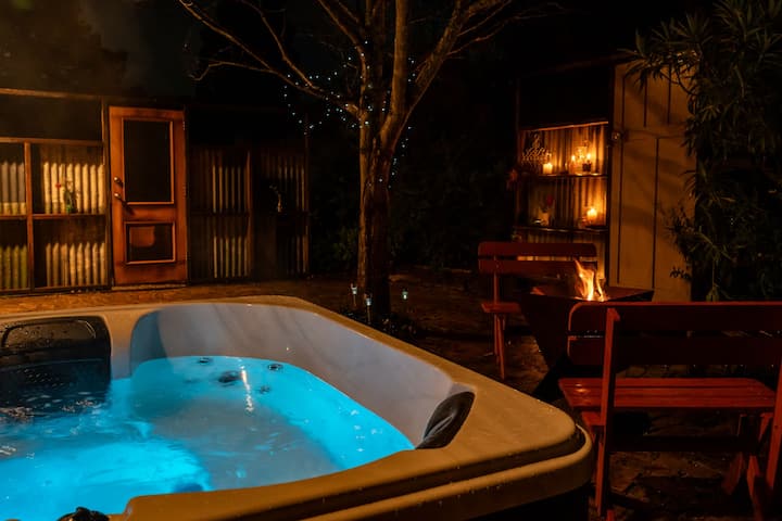 The Leura Barn: Rustic Cabin Hot Tub & Firepit - Leura