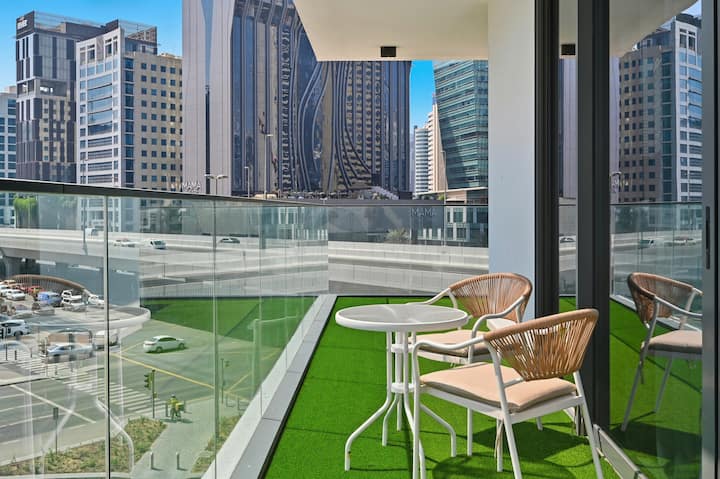 Luxury 1br Apartment | Cinema Access | Pool & Gym - Dubai