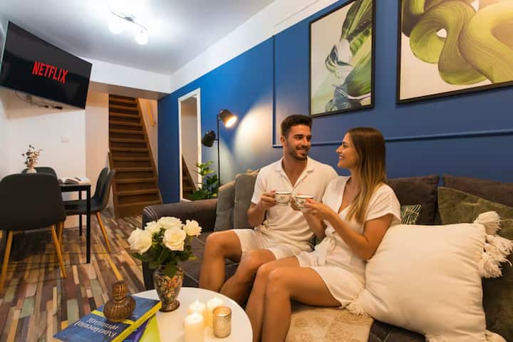 Chic 2br Home • Central Retreat + Backyard - Bucharest