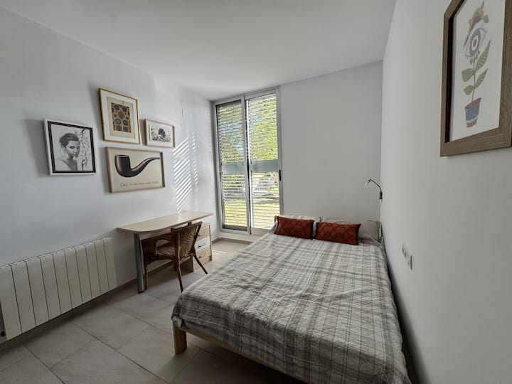 Bright villa with garden in Navajas - Airbnb