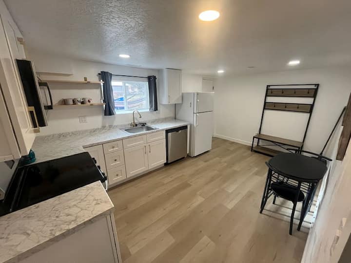 Cozy Downtown Lehi Basement Apartment - Lehi, UT