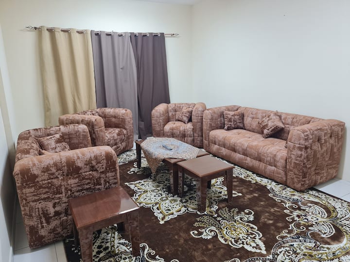شقة غرفتين وصالة قريبة من جميع الخدمات وموقع مميز - Ajman