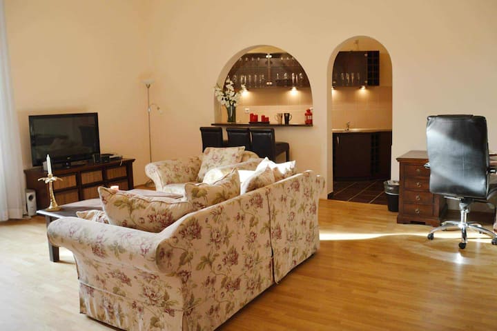Erzsébet Krt. 1-3 / 1073 Budapest : - Budapest