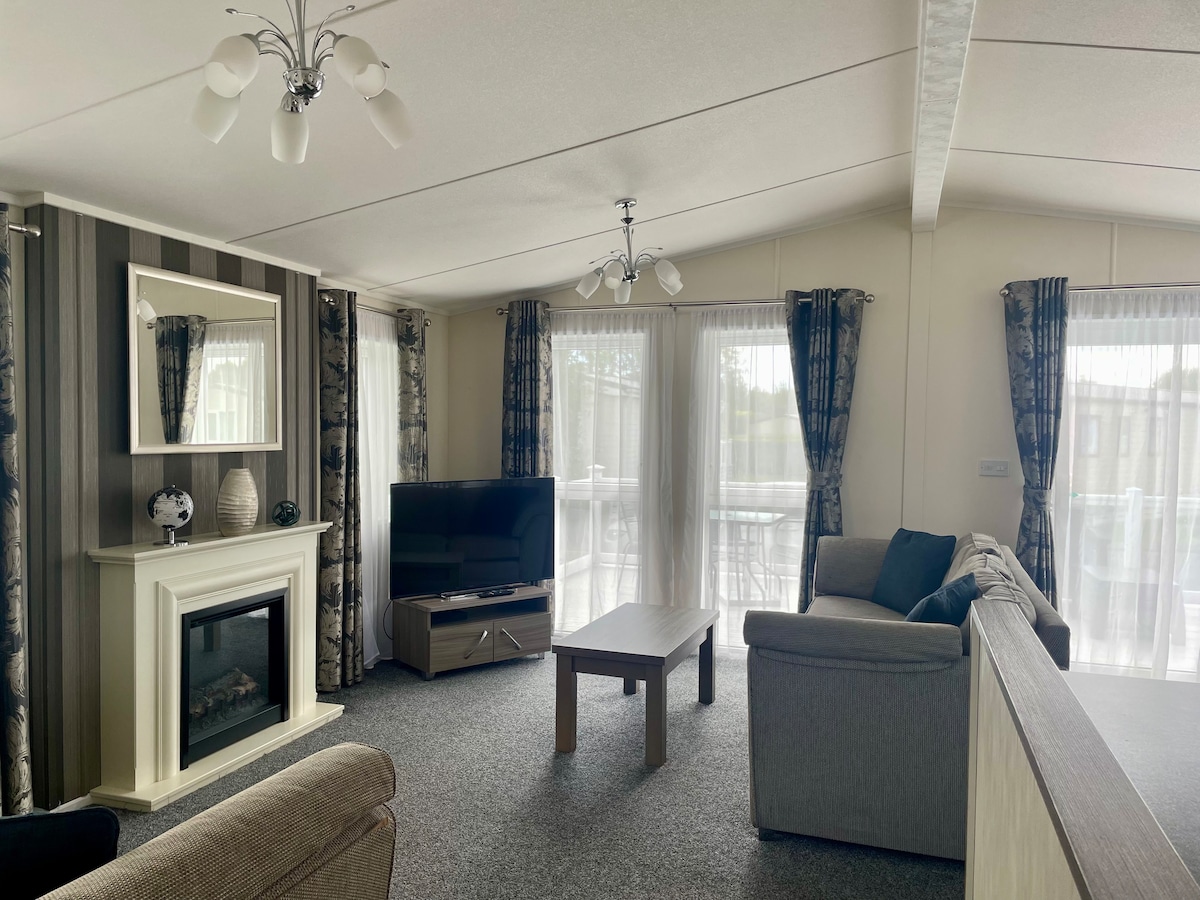 Spacious 2 Bed Caravan Sleeps 5 - Campervans/Motorhomes for Rent in ...