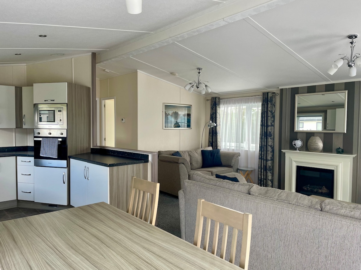 Spacious 2 Bed Caravan Sleeps 5 - Campervans/Motorhomes for Rent in ...
