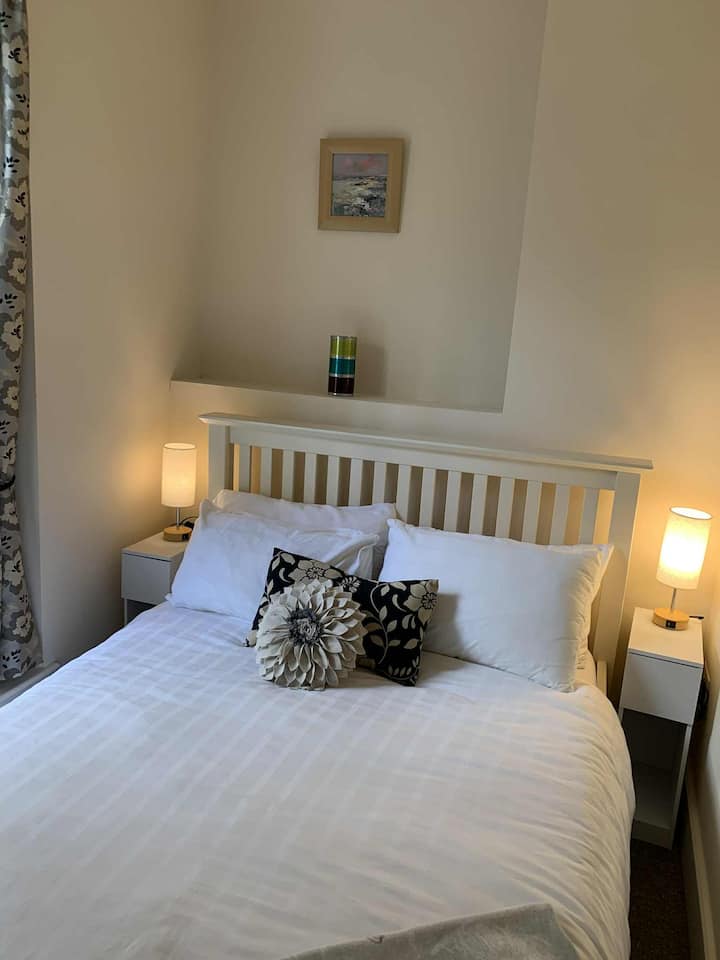 Bright Centrally Located 2 Bedroom Flat + Parking - Buxton