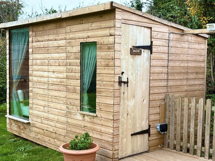 Sunflower Cabin – Soulful Country Escape & Hot Tub - Bridgnorth