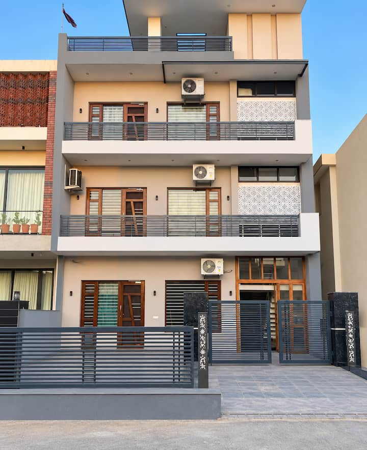 8bhk | Stylish Home | Perfect For Families - Sahibzada Ajit Singh Nagar