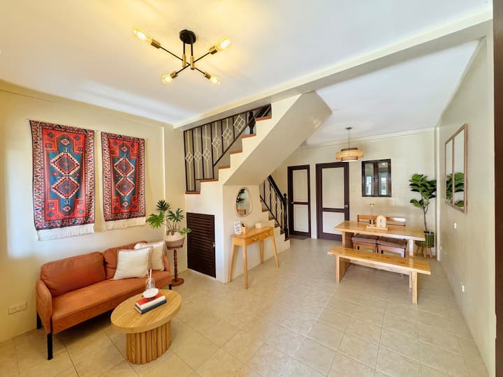 City Center 2br Home Near Airport + Workspace - Puerto Princesa