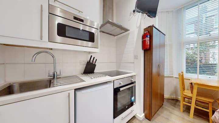 Queens Park Bay Window Studio Flat - London
