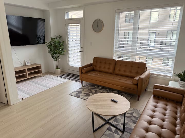 Townhome Near Go Train - Ajax