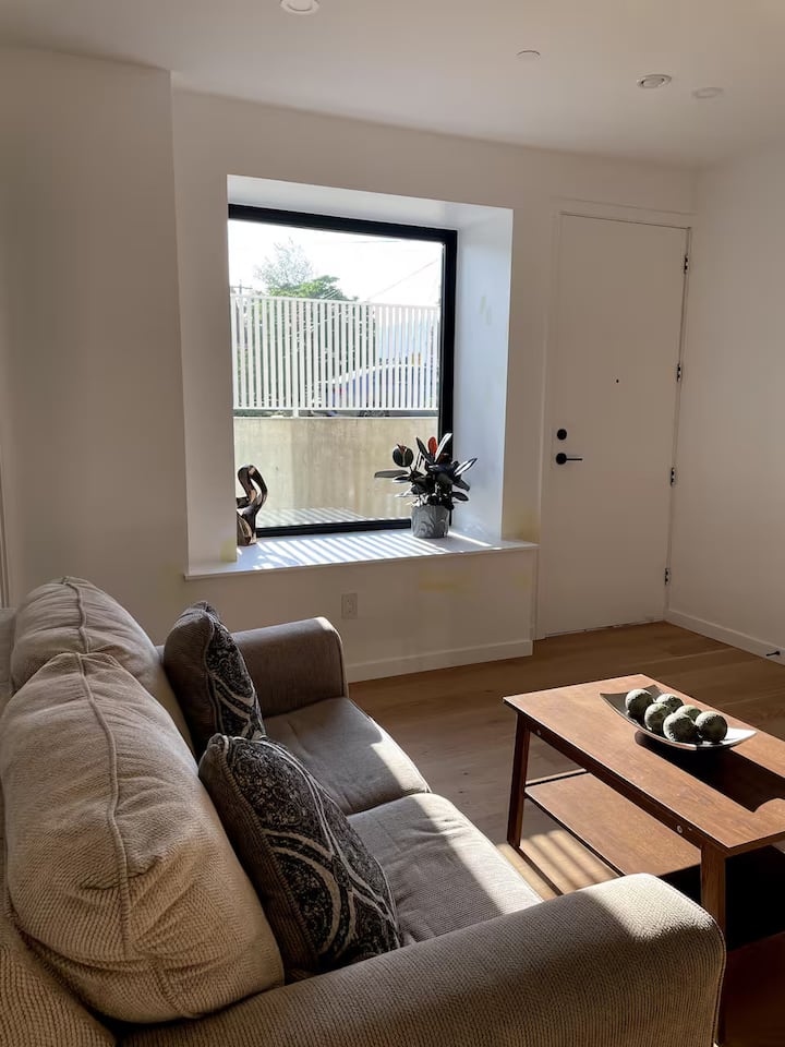 New And Bright Suite In Central Lonsdale! - North Vancouver