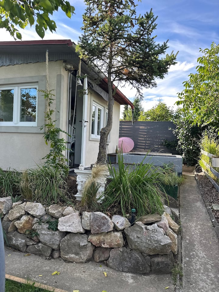 Chatička Anička Aneb Zahrada 77 - Praga