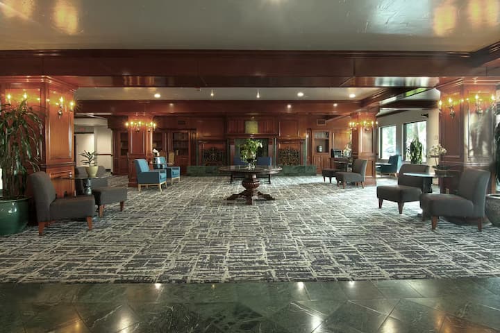 1 King Bed | Azure Hotel | Near Ontario Airport - Ontario, CA