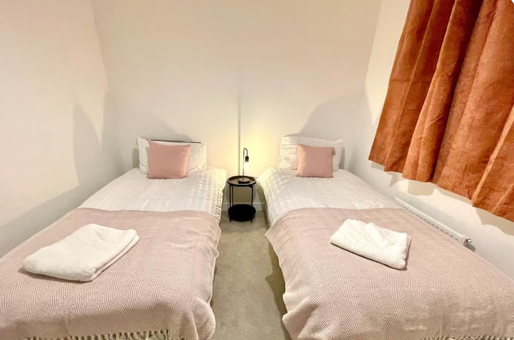 Churchill House Sleep 6 Long Stays Free Parking - Gloucester