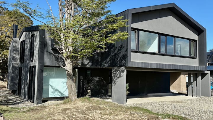 Moderna Y Amplia Casa De Diseño En Ushuaia - Ushuaia