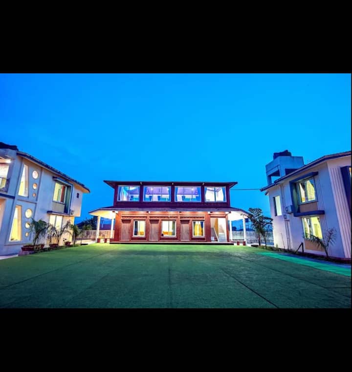 The 12 Rooms 2 Pools Villa - Lonavla