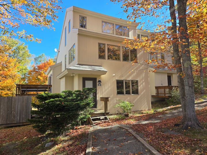 Spacious Ski-in/out Condo, Sleeps 10, 4 Br, 3 Bath - Carrabassett Valley, ME