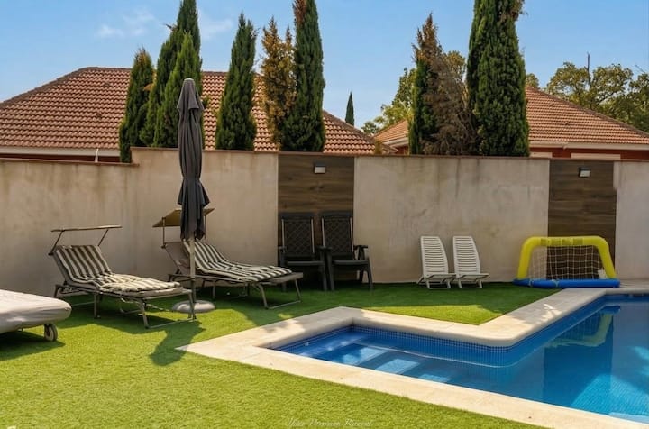 Acogedor Chalet Con Jardín Ideal Para Desconectar. - La Adrada