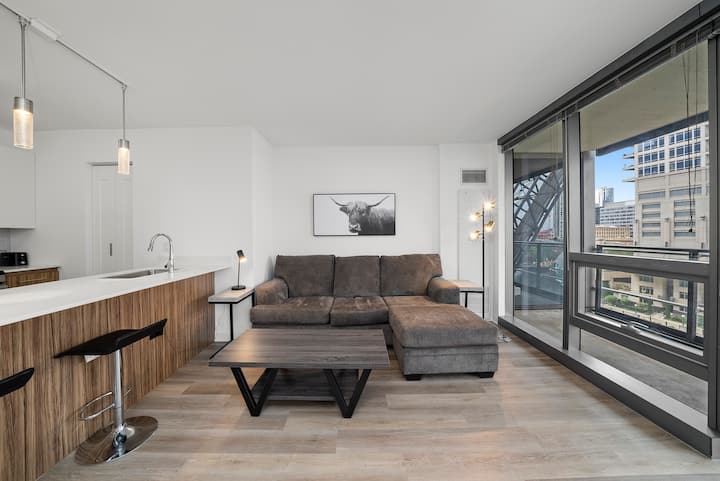 Upscale 1bed | Private Balcony On River, West Loop - Chicago, IL