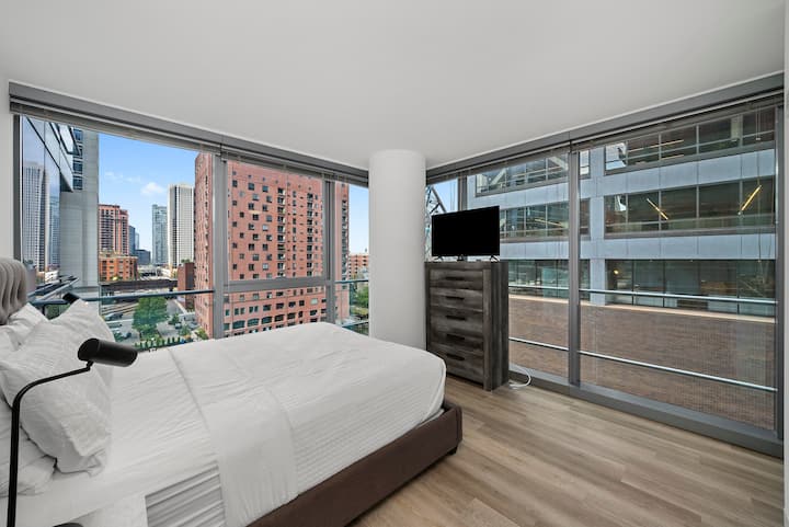 Upscale 1bed | Private Balcony On River - Chicago