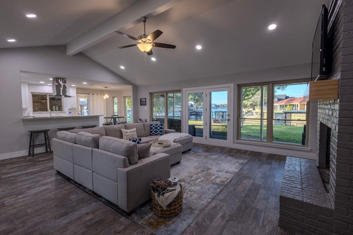 Lakefront Granbury Getaway - Granbury, TX