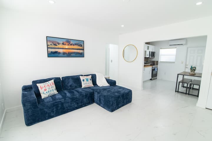 Cozy Beachside Apartment Just Steps From The Sand - Hollywood, FL