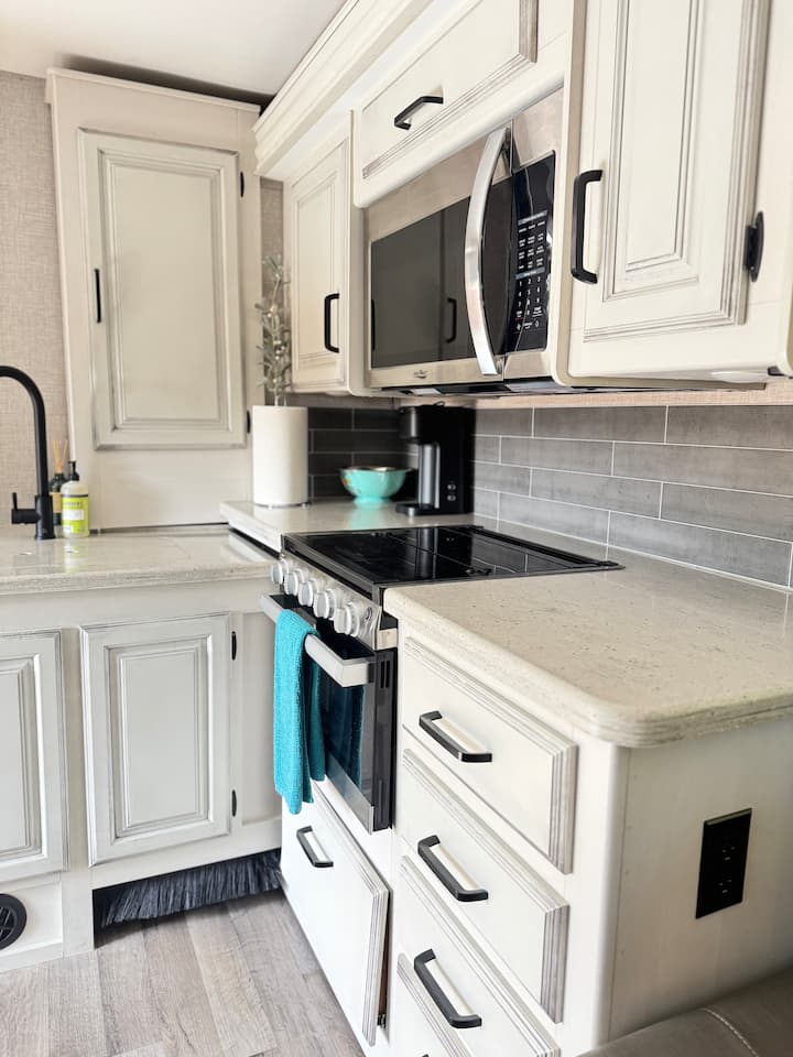 Palm Canyon Coach | Sleeps 8 | Full Bath + Kitchen - Riverside, CA