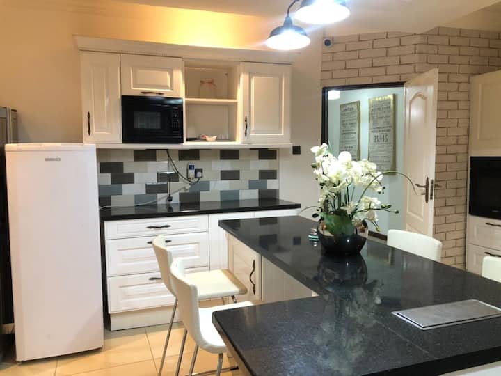 Welcome To Homey By Mami A
Lodge Of Luxury - Blantyre